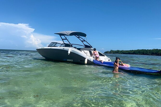 19 Ft boat tour around the Miami Bay, 2 or 4 hours, 6 people - A Closer Look at the Miami Bay Private Boat Tour