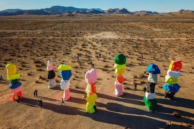 California desert, Red Rock Sign and Seven Magic Mts - Key Points