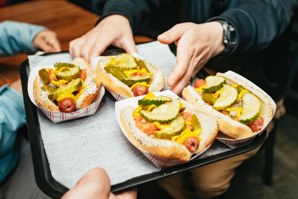Chicago: Classic Food Walking Tour with Bike or Kayak Rental