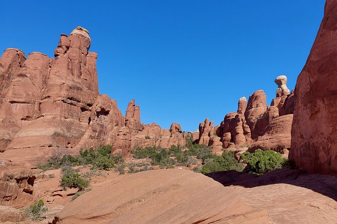 Discover The Hidden Arches: Solitaire Arches Private Desert Hike