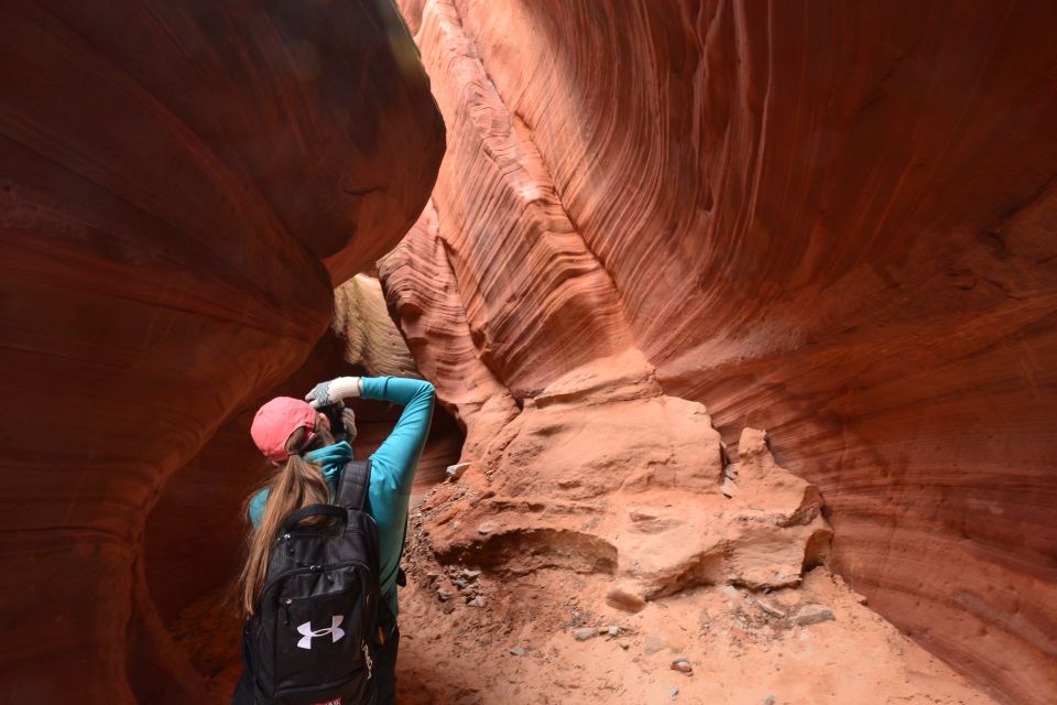 From Kanab: 3-Hour Peek-a-Boo Slot Canyon Hiking Tour