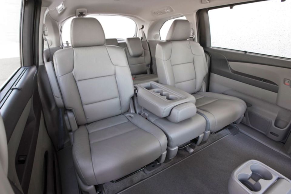 Honolulu: Private Airport Transfer with Arrival Lei Greeting