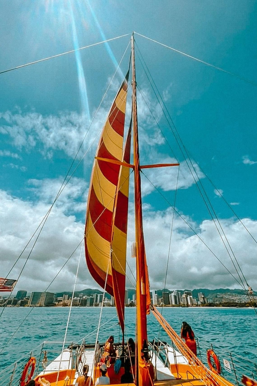 Honolulu: Sunset Catamaran Sailing Experience