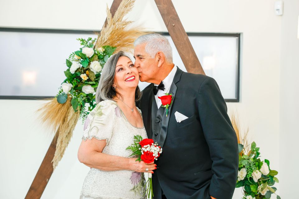 Las Vegas: Elvis Themed Wedding with Limousine - Key Points