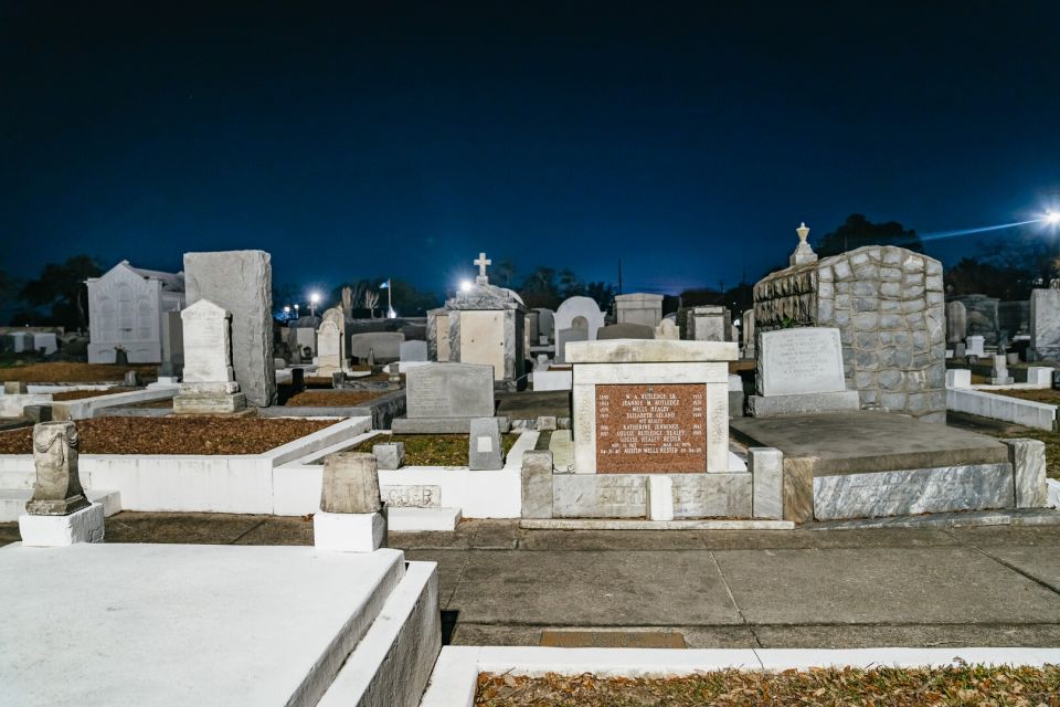 New Orleans: Cemetery Bus Tour At Dark with Exclusive Access - The Guides: Knowledgeable and Entertaining