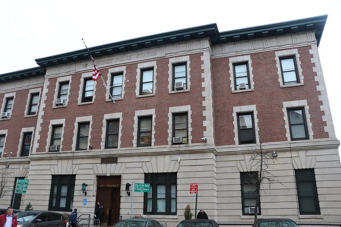 New York contrasts: Manhattan, The Bronx, Queens & Brooklyn - Transportation & Group Dynamics
