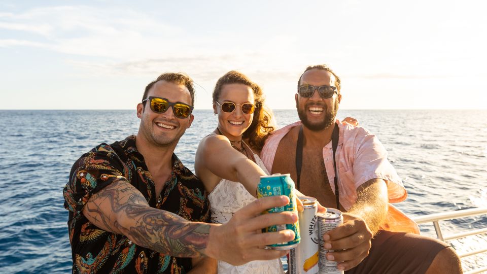 Oahu: Premium Waikiki Sunset Party Cruise with Live DJ - Group Size and Atmosphere