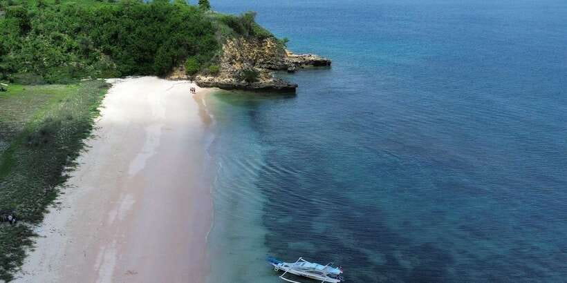 Private day tour to pink beach-sand island-gili petelu - FAQ