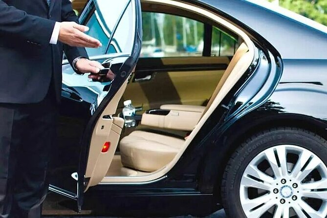 Private One-way Transfer from Los Angeles Airport to Los Angeles