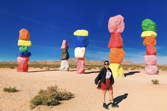 Seven Magic Mountains and Las Vegas Sign Tour in Spanish - Return and Drop-off