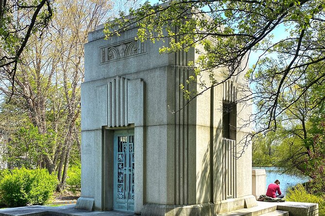 The Deep Pockets Of Graceland Cemetery Walking Tour - Frequently Asked Questions
