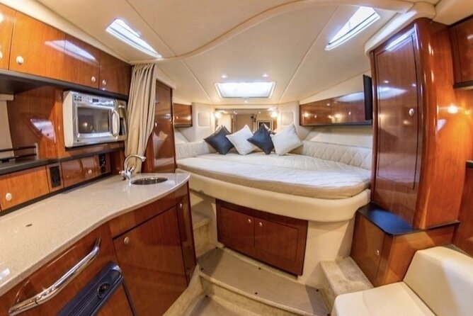 Yacht Celebration! (Restroom/Kitchen/AC & Bed on Board) - Introduction: A Luxurious Spin Through Miami’s Waters