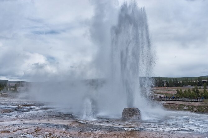 Yellowstone's Old Faithful Self-Guided Walking Tour - Key Points