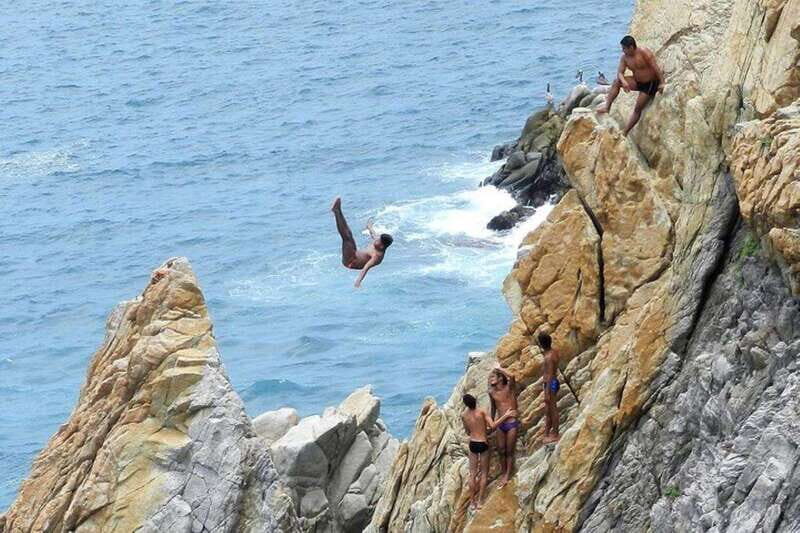 -Acapulco: Cliff Divers at La Quebrada with Lunch and Drinks - Delicious Mexican Lunch and Drinks
