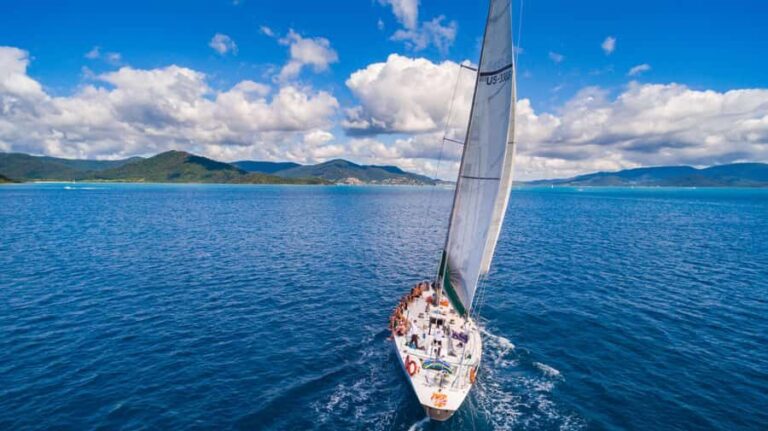 Airlie Beach: 2-Night Whitsundays Sailing Trip with Meals