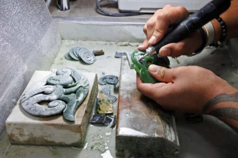 Auckland: Full-Day Jade Carving, Honey Tasting & Wine Tour - The Art of Jade: Hands-On Pounamu Carving