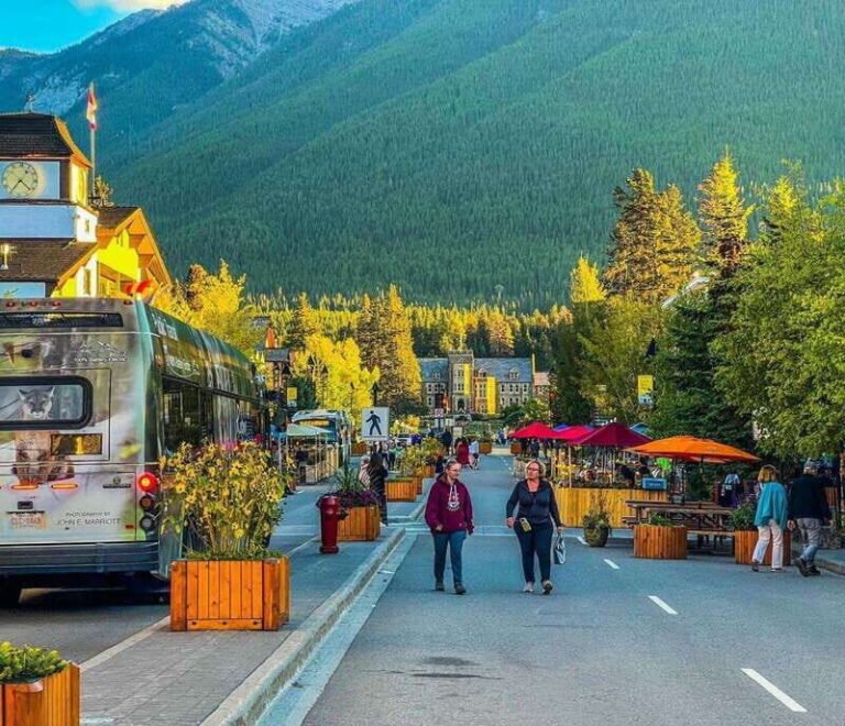 Banff: Lake Louise, Moraine, Emerald & Johnston Canyon Tour - Transport & Group Dynamics