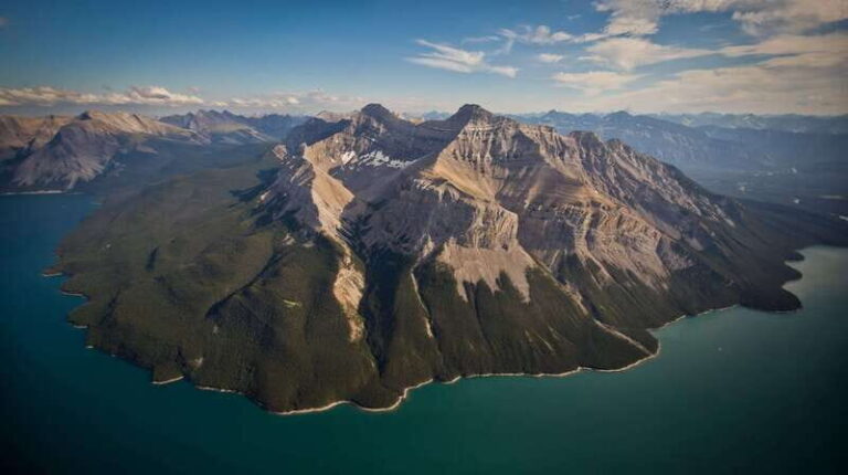 Canadian Rockies: Helicopter Flight with Exploration Hike - Who Will Love This Tour?