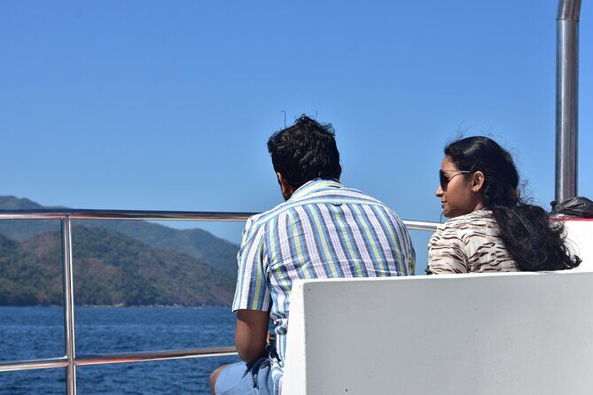 Catamaran Yelapa Beach Tour with Snorkeling, Food and Open Bar - Food & Beverage Experience