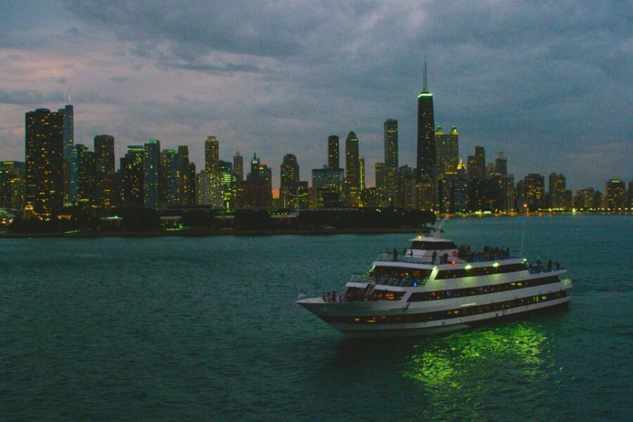 Chicago: Christmas Eve Lake Michigan Gourmet Dinner Cruise - Reviews and Real Traveler Insights
