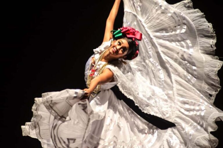 Enjoy the Folkloric Ballet at the Palacio de Bellas Artes - Who Should Consider This Tour?