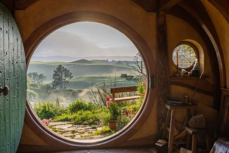 From Auckland: Hobbiton Movie Set - Private Tour - Scenic Return and Optional Experiences