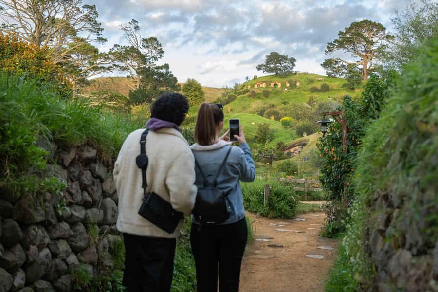 From Auckland: Hobbiton Movie Set Trip with Guided Tour - Arrival and First Impressions at Hobbiton
