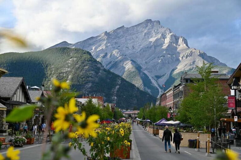 From Banff: Banff Wildlife & Scenic Highlights Premium Tour - Sightseeing Highlights and Their Significance