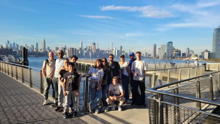 Guided tour of Brooklyn Williamsburg and Dumbo in French - Crossing the East River: The Ferry Ride