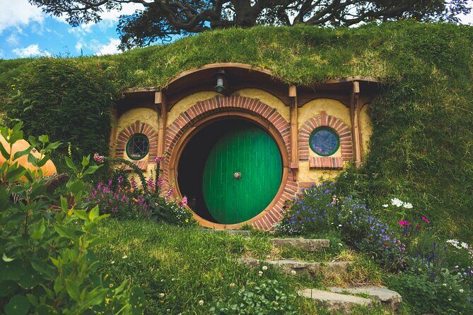 Hobbiton Movie Set Guided Tour - An In-Depth Look at the Hobbiton Guided Tour