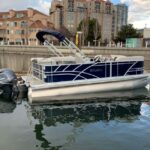 Kelowna: Sylvan Mirage Cruise Pontoon for rent - An In-Depth Look at the Sylvan Mirage Cruise Pontoon