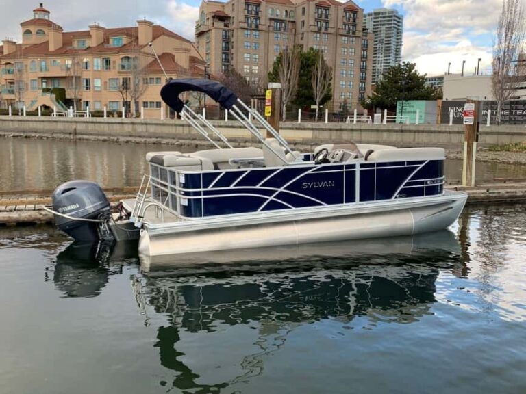 Kelowna: Sylvan Mirage Cruise Pontoon for rent - An In-Depth Look at the Sylvan Mirage Cruise Pontoon