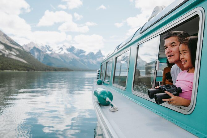 Maligne Lake Cruise - The Human Element: Guides and Group Size