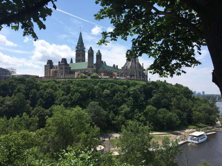Montreal: Private Day Tour to Ottawa - FAQ