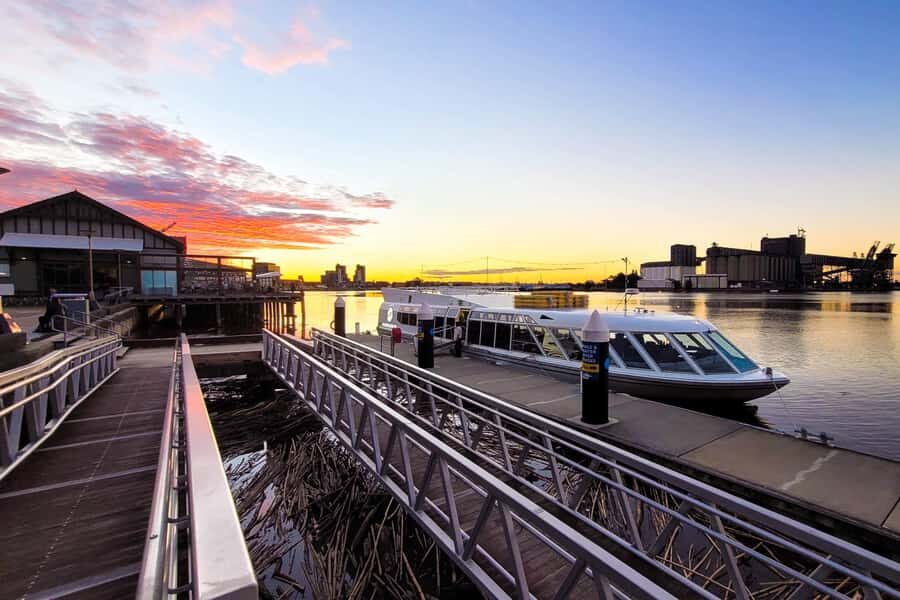 Newcastle: Harbour Dinner Cruise with Live Music - Dining and Entertainment