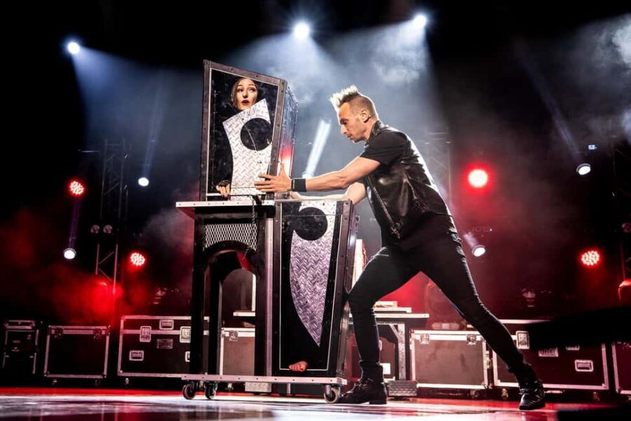 Niagara Falls, USA: Magic Theatre - Illusionist Leon Etienne - What to Expect from the Niagara Falls Magic Theatre Experience