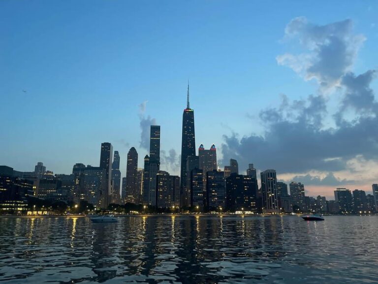 Private Chicago Boat Rental - Explore Chicago's Skyline - Itinerary and Experience Breakdown