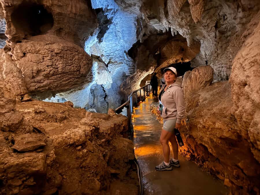 Private Day Tour: Waitomo Glowworms & Hobbiton Movie Set - An In-Depth Look at the Experience