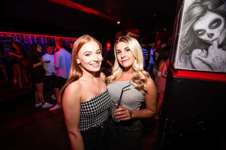 Queenstown: Bar Crawl with 5 Free Shots and Pizza - What’s Included in the Queenstown Bar Crawl?