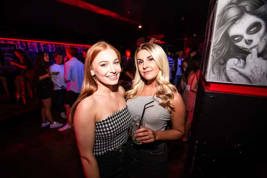 Queenstown: Bar Crawl with 5 Free Shots and Pizza - What’s Included in the Queenstown Bar Crawl?