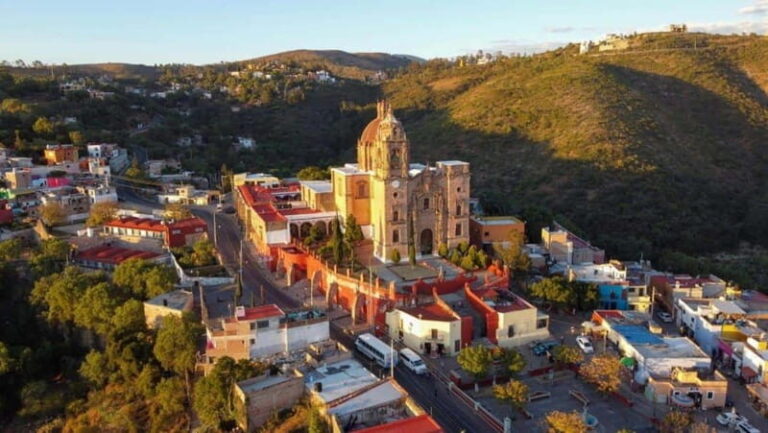 San Miguel de Allende Tour: A Colonial Town Plus Queretaro - Exploring San Miguel de Allende: Architectural and Cultural Highlights