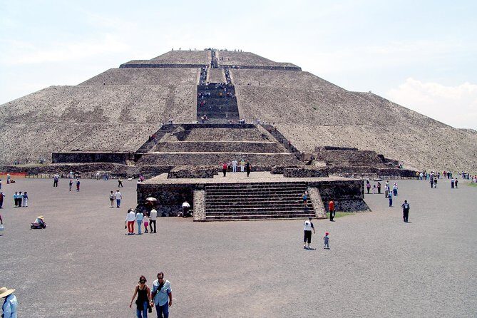 Small Group: Teotihuacan Pyramids and Shrine of Guadalupe with Lunch - Exploring the Teotihuacan Pyramids