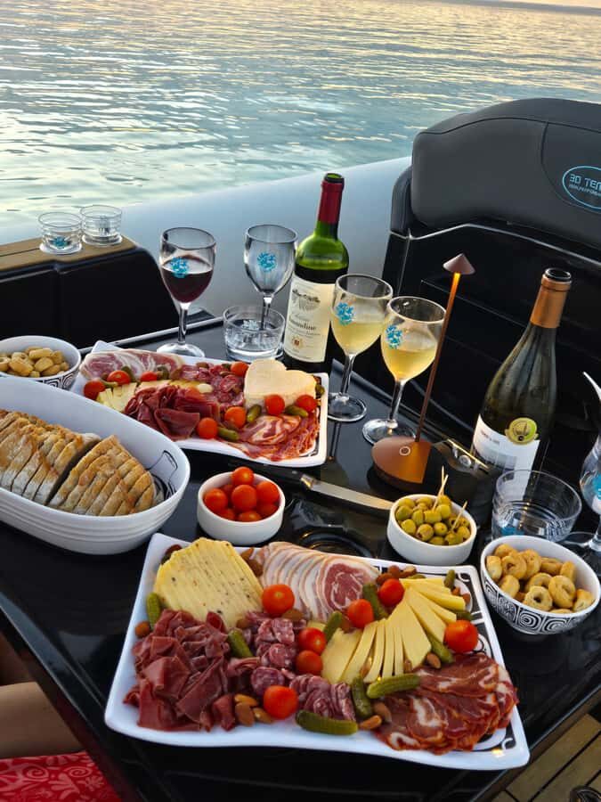 Tahiti Lagoon: An unforgettable sunset cruise facing Moorea - Setting Sail: What to Expect