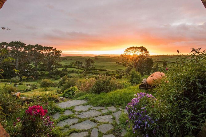 Tauranga-Hobbiton-Rotorua : Movie Set & Geysers: Private Tour - What’s Included and What’s Not