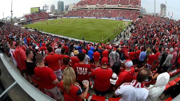 Toronto: Argonauts Sports Tour Experience - Discovering the Heart of Canadian Football at BMO Field