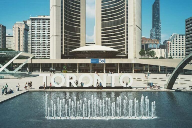 Toronto Highlights Walking Tour with Tower Entry - The Main Attraction: The CN Tower
