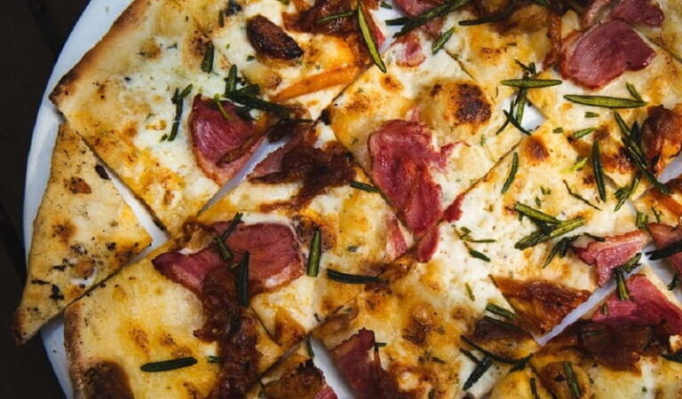 Toronto: St Lawrence Market Food Tour with 6 Tastings - Strolling into the Distillery District