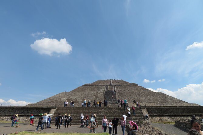 Tour Basilica de Guadalupe and Pyramids of Teotihuacan - Visiting the Basilica de Guadalupe