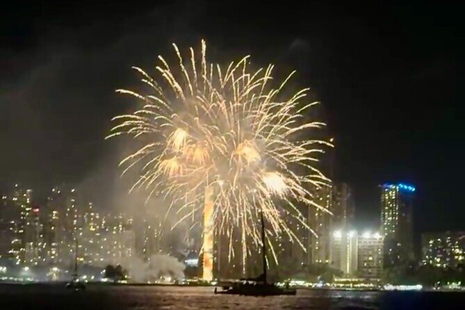 Waikiki Beach Catamaran Friday Night Fireworks Tour