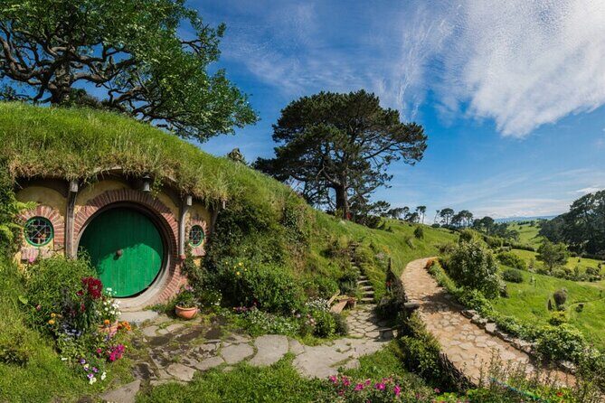Waitomo Cave and Hobbiton Village Full Day Tour - Hobbiton: Walking into Middle-earth
